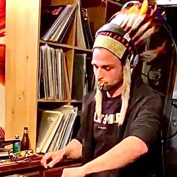 Alex Apache au micro d'Electro Station | RAJE